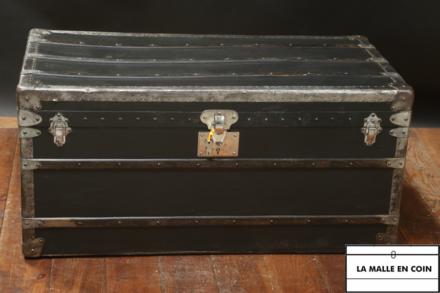 Black flat trunk, allowing a nice storage volume