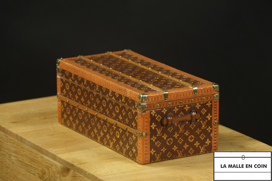 Malle Fleur monogrammée de la marque de luxe Louis Vuitton