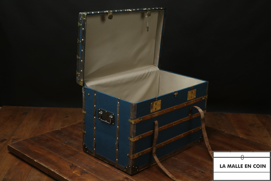Malle plate courrier bleue avec clef
